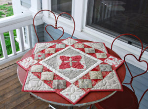 Make The Prettiest Hearts Table Topper - Quilting Cubby